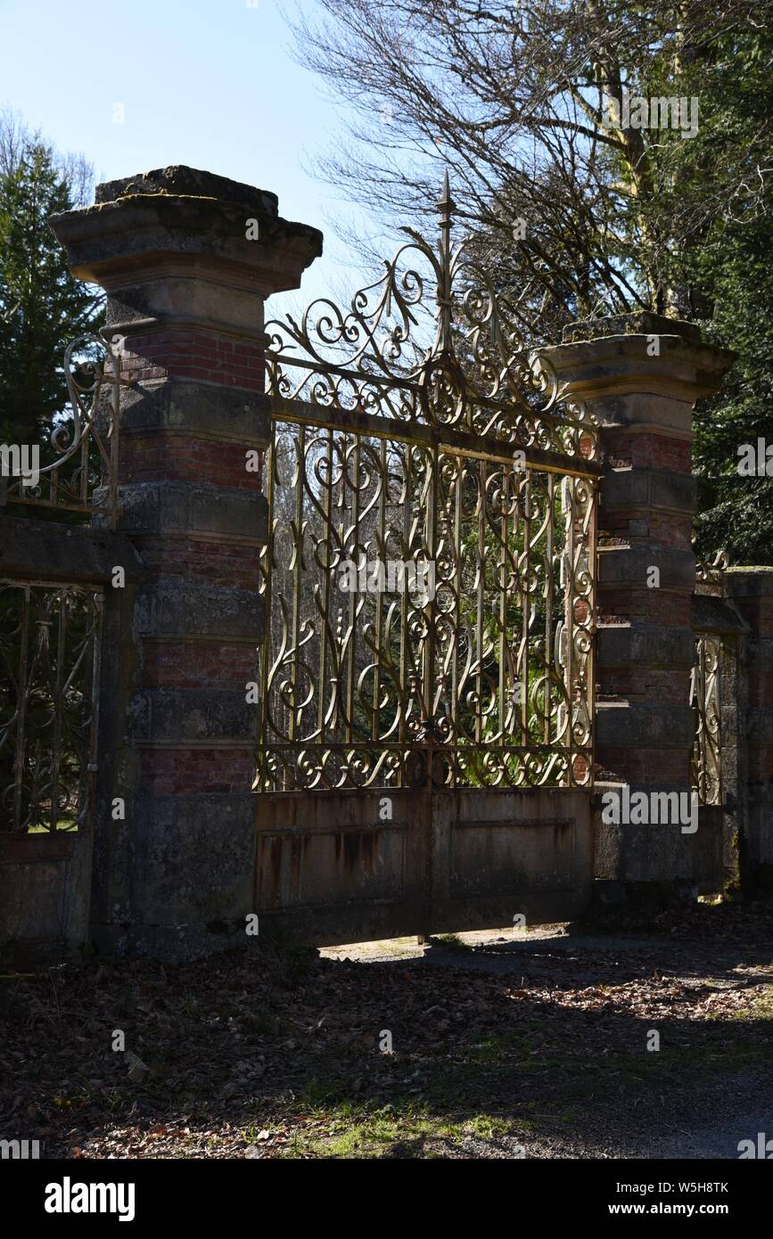 Chateau gate hi-res stock photography and images - Alamy