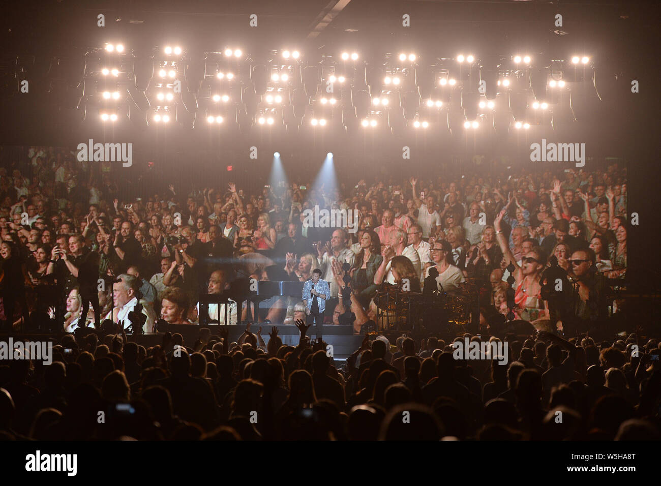 HOLLYWOOD FL - JULY 27: Lionel Richie performs on the Hello Tour at the ...