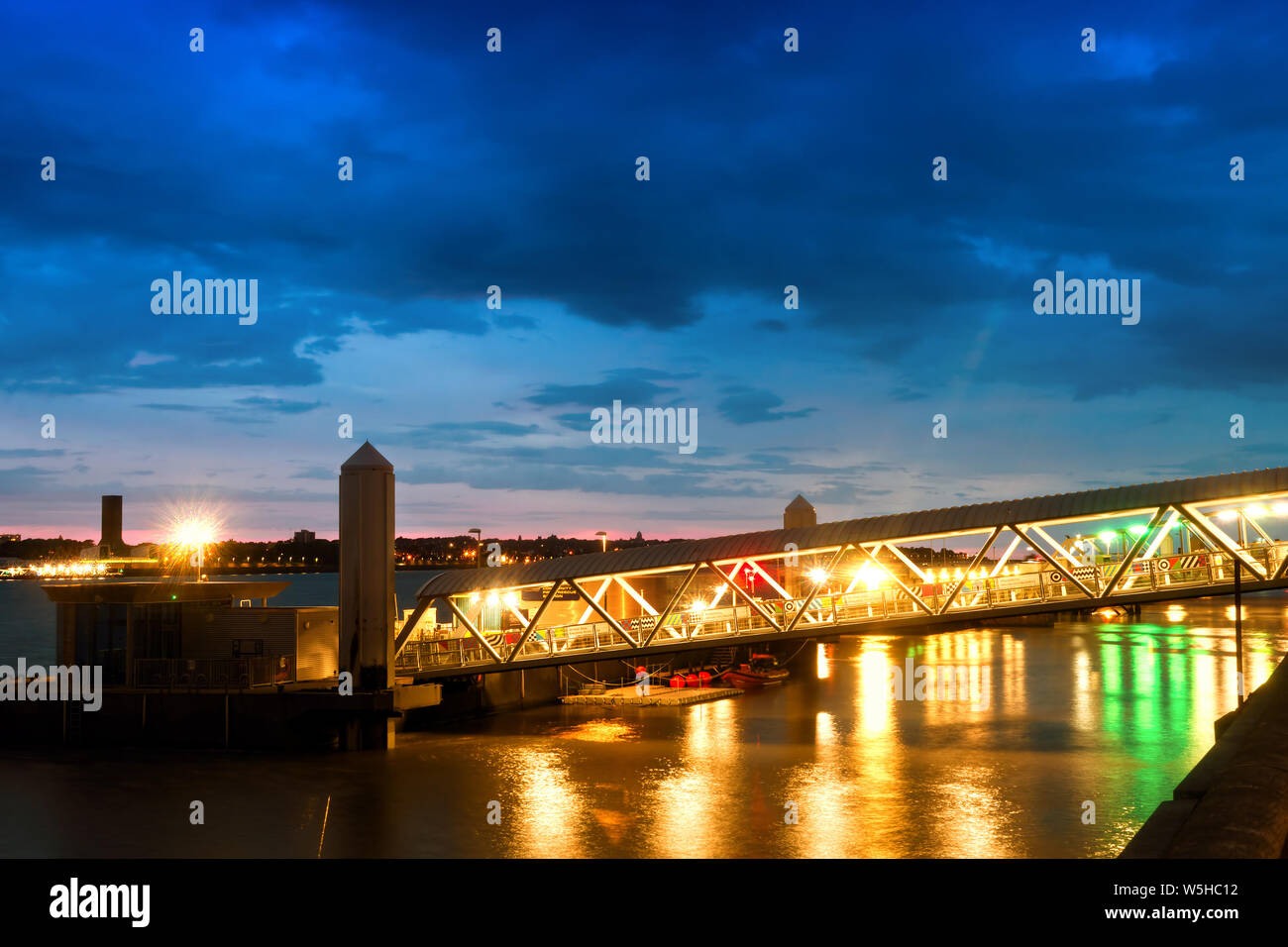 Floating landing stage hi-res stock photography and images - Alamy