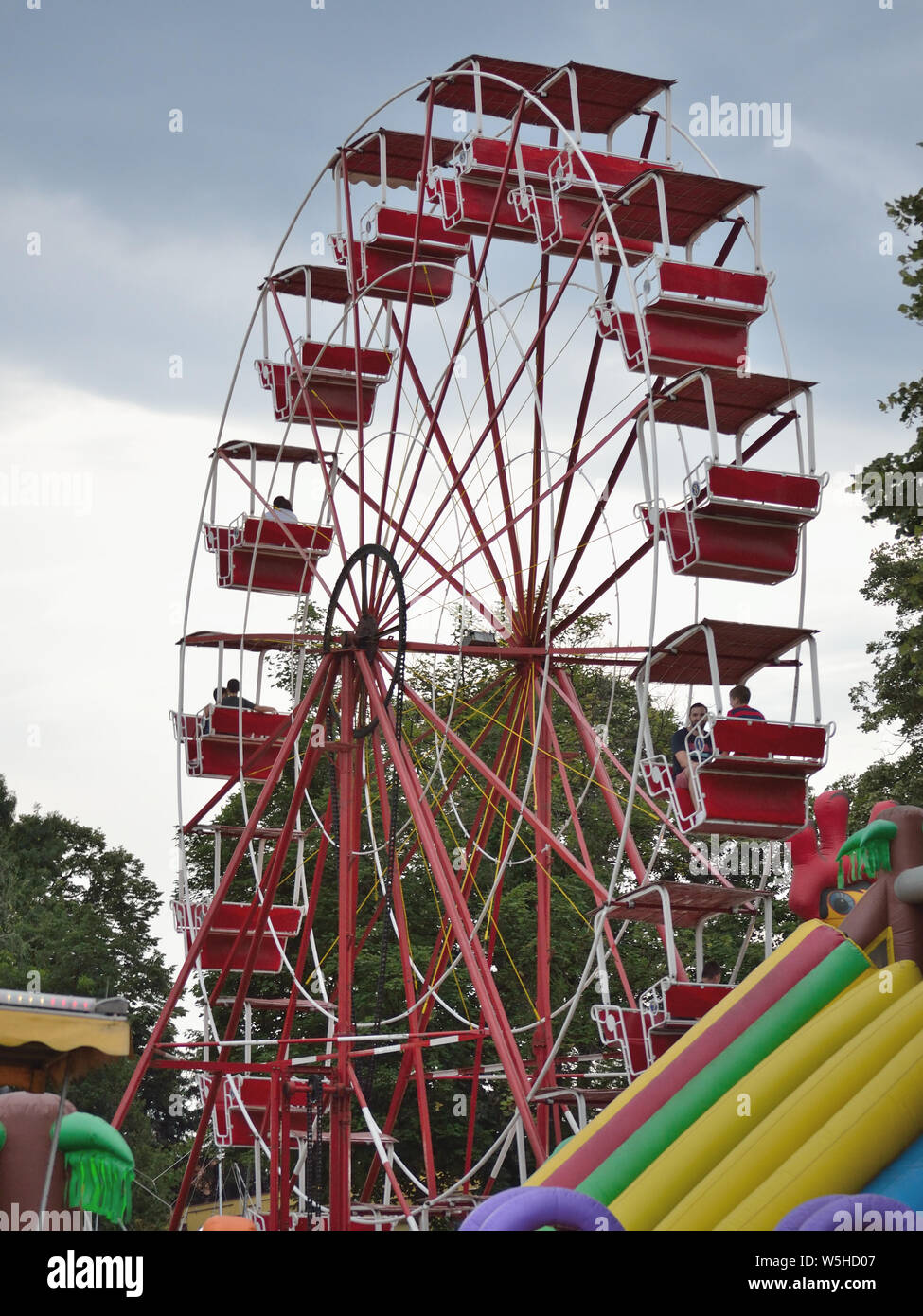 Skydiver amusement ride hi-res stock photography and images - Alamy