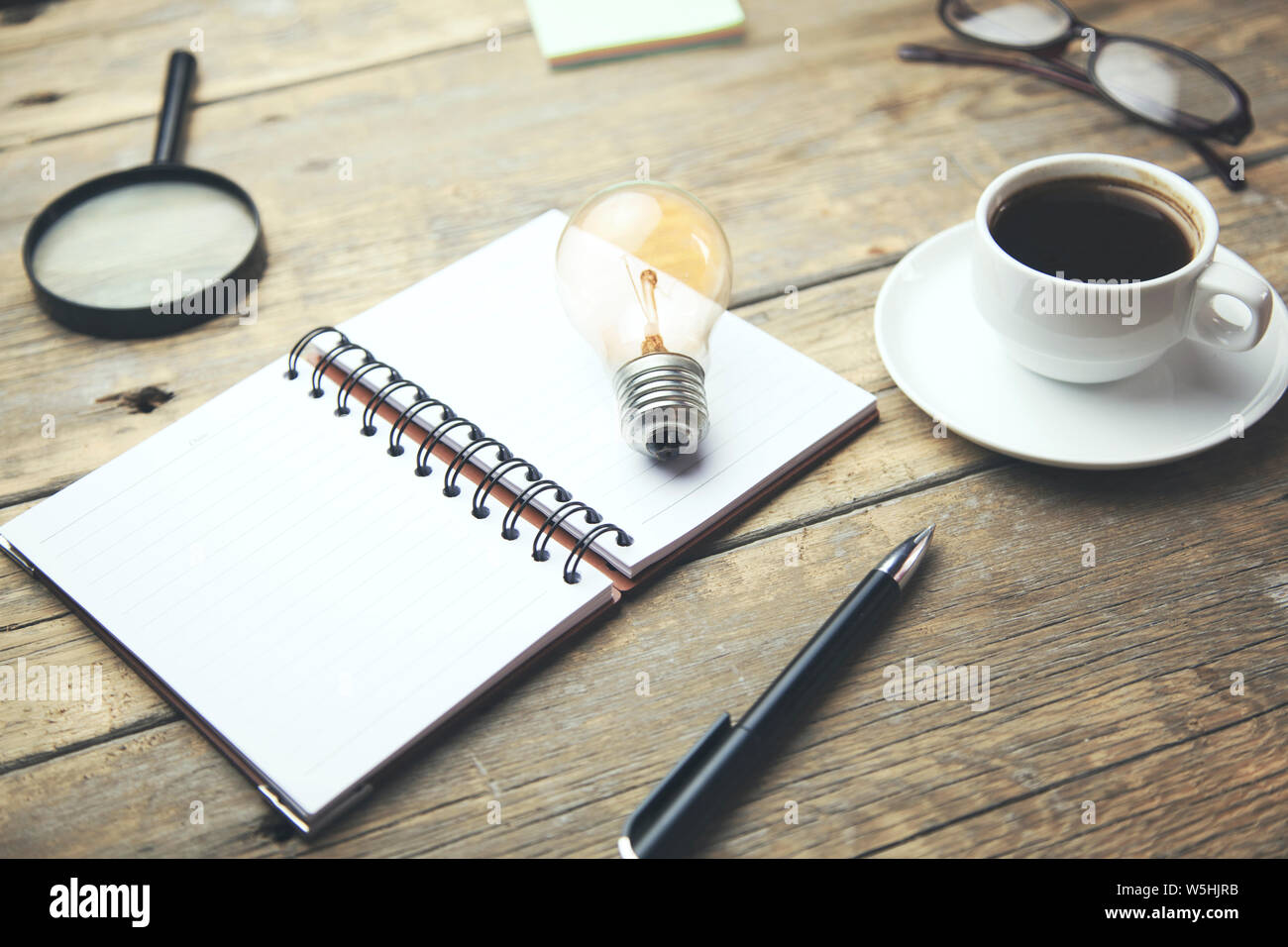 Light bulb on post it note hi-res stock photography and images - Alamy