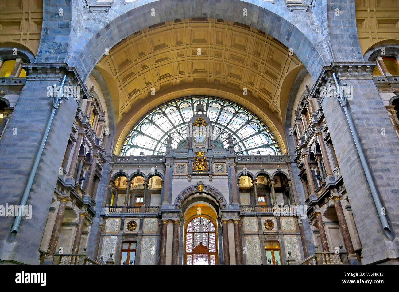 The interior of the Antwerp (Antwerpen), Belgium railway station Stock Photo - Alamy