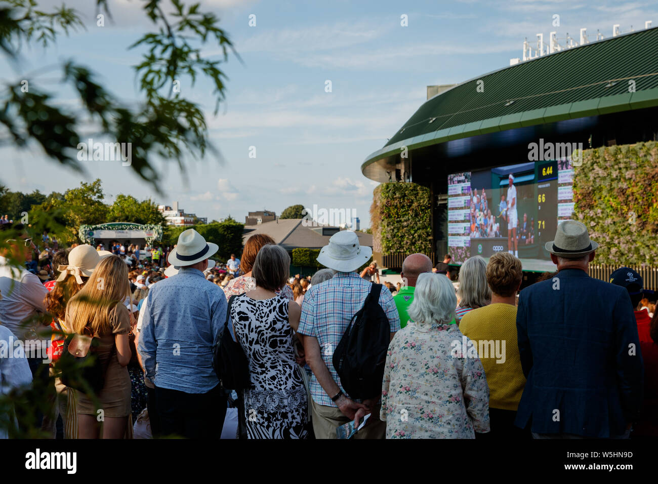 Big crowd of fans hi-res stock photography and images - Alamy