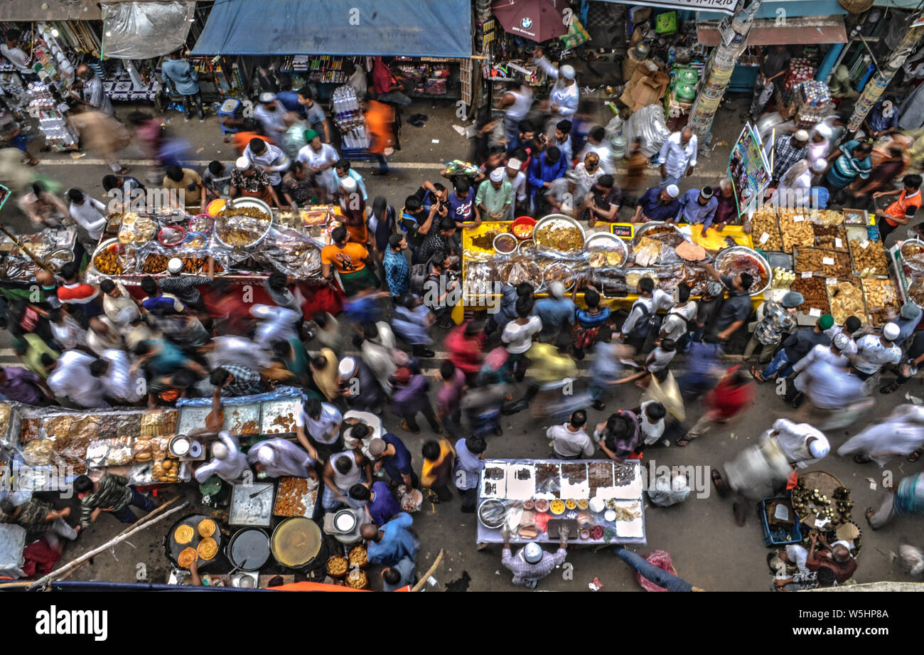 Ramadan Ifter market Dhaka 07/05/2019. An over view of the traditional Ifter market at Chawk ...