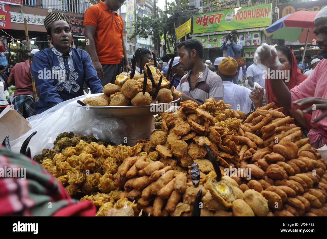 Ramadan Ifter market Dhaka 07/05/2019. An over view of the traditional Ifter market at Chawk ...