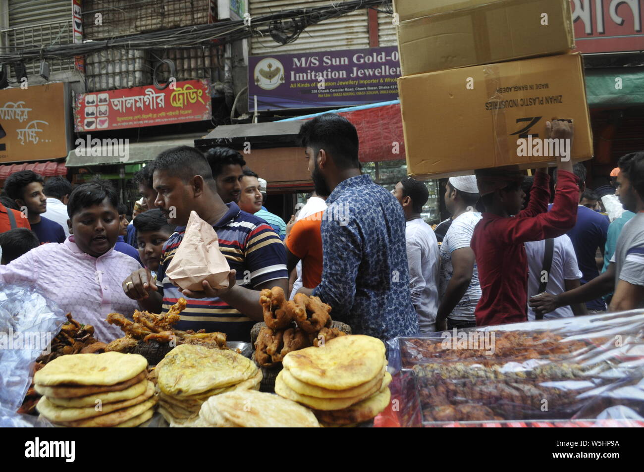 Ramadan Ifter market Dhaka 07/05/2019. An over view of the traditional Ifter market at Chawk ...