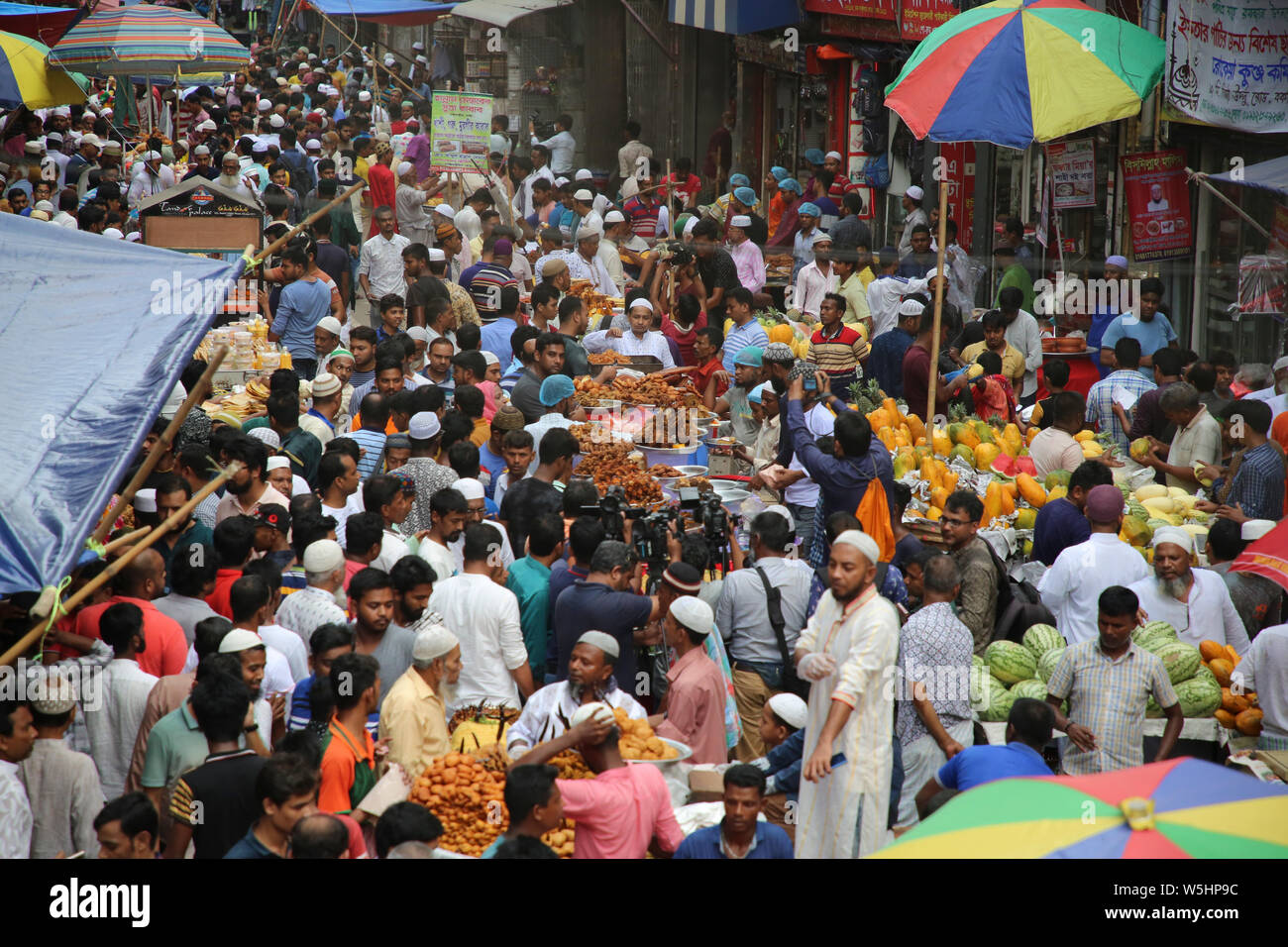 Ramadan Ifter market Dhaka 07/05/2019. An over view of the traditional Ifter market at Chawk ...