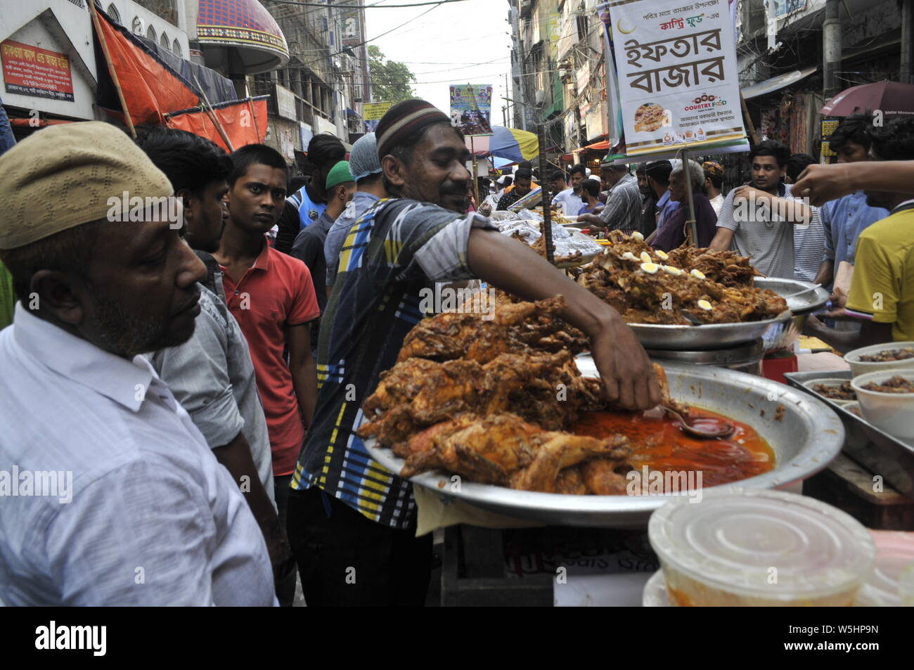 Ramadan Ifter market Dhaka 07/05/2019. An over view of the traditional Ifter market at Chawk ...