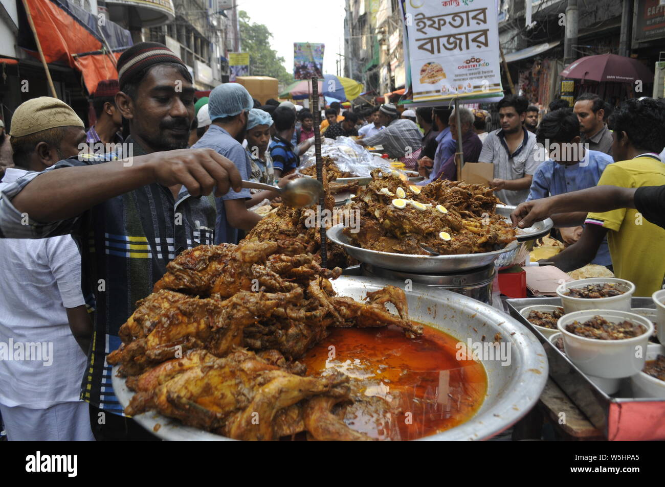 Ramadan Ifter market Dhaka 07/05/2019. An over view of the traditional Ifter market at Chawk ...