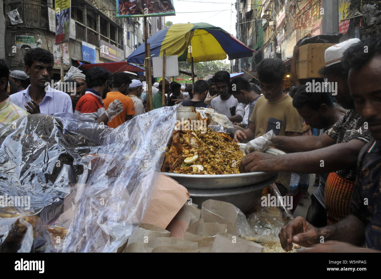 Ramadan Ifter market Dhaka 07/05/2019. An over view of the traditional Ifter market at Chawk ...