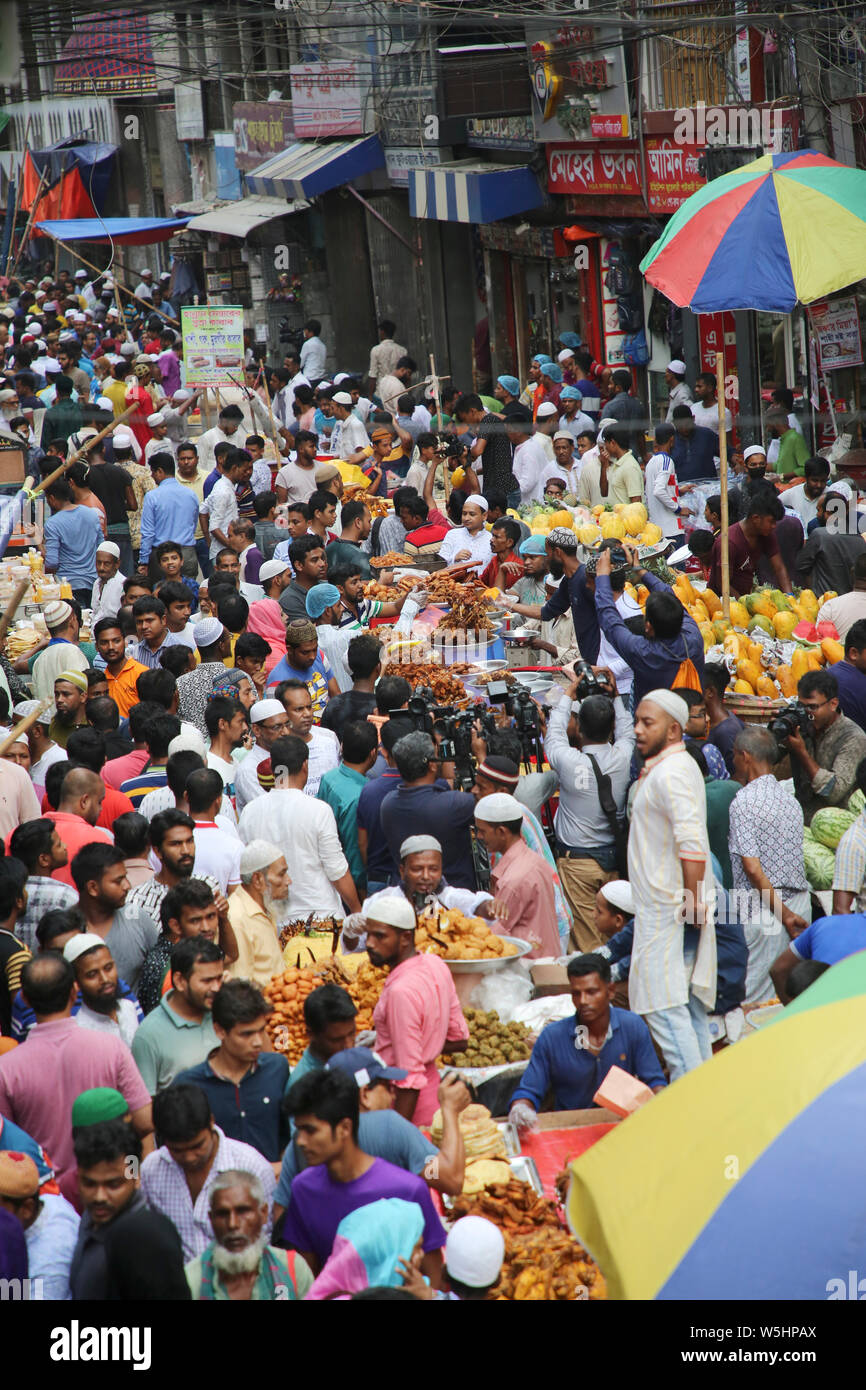 Ramadan Ifter market Dhaka 07/05/2019. An over view of the traditional Ifter market at Chawk ...