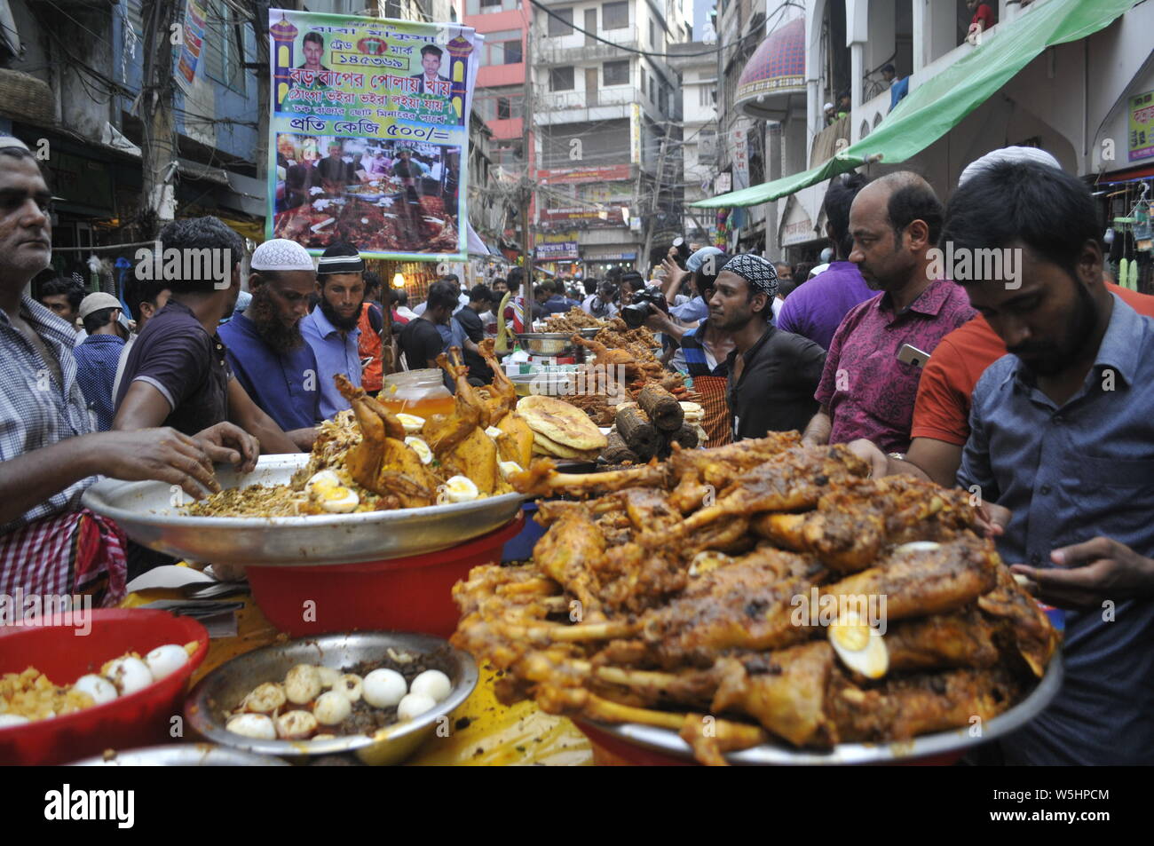 Ramadan Ifter market Dhaka 07/05/2019. An over view of the traditional Ifter market at Chawk ...