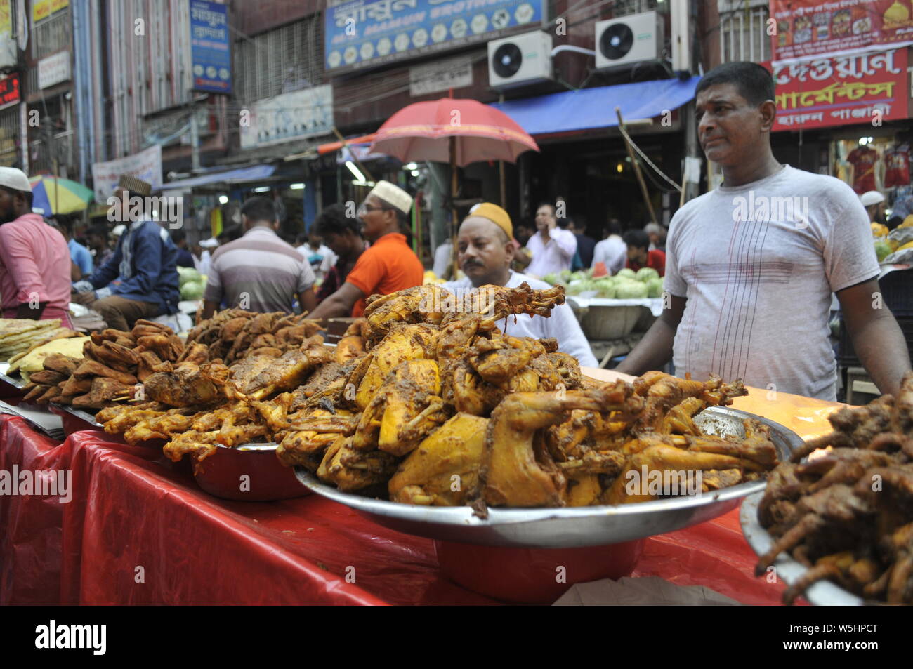 Ramadan Ifter market Dhaka 07/05/2019. An over view of the traditional Ifter market at Chawk ...