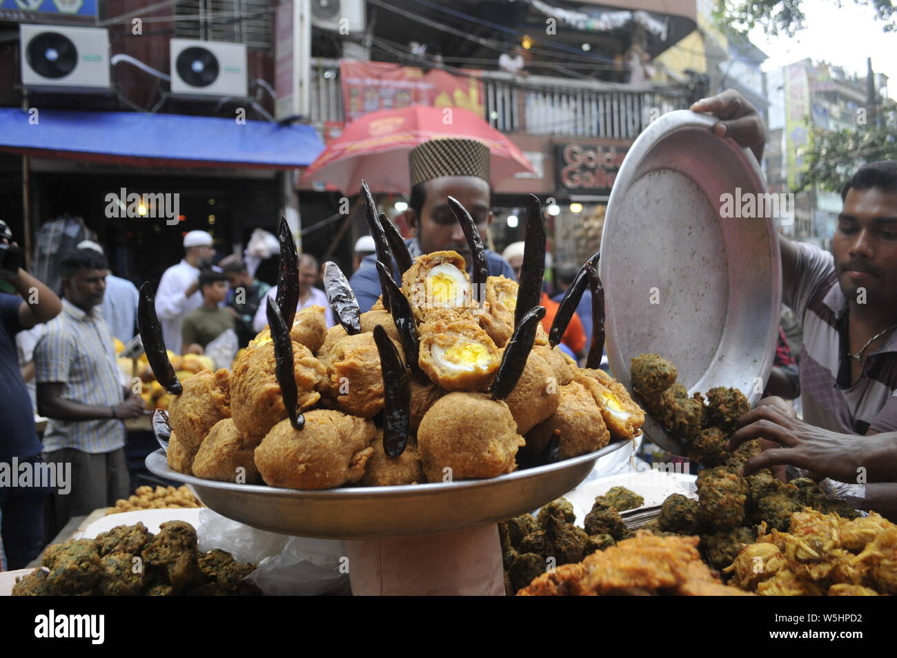 Ramadan Ifter market Dhaka 07/05/2019. An over view of the traditional Ifter market at Chawk ...