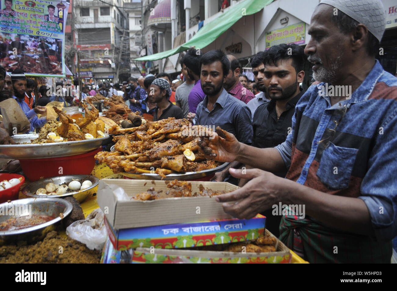 Ramadan Ifter market Dhaka 07/05/2019. An over view of the traditional Ifter market at Chawk ...
