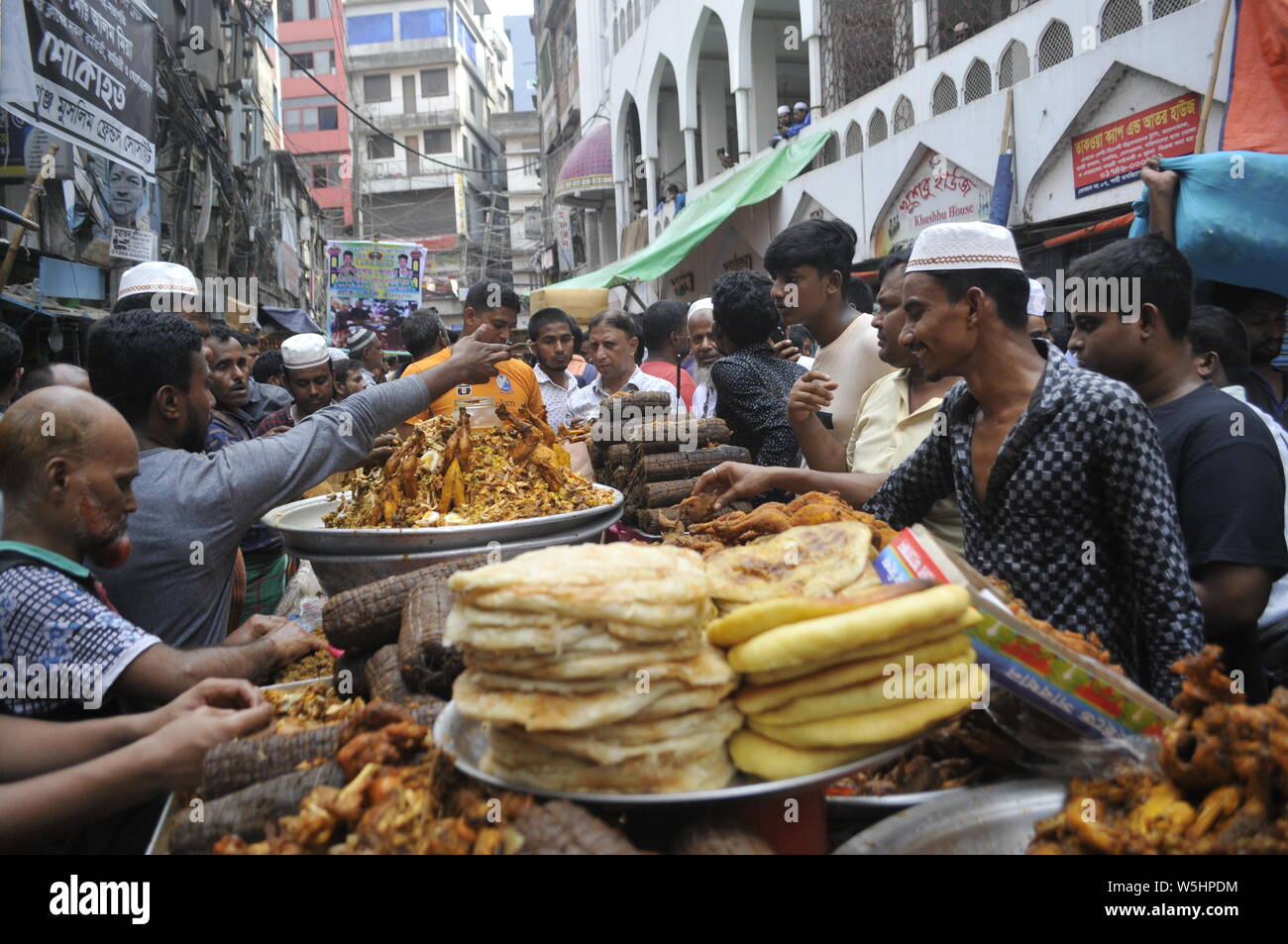 Ramadan Ifter market Dhaka 07/05/2019. An over view of the traditional Ifter market at Chawk ...