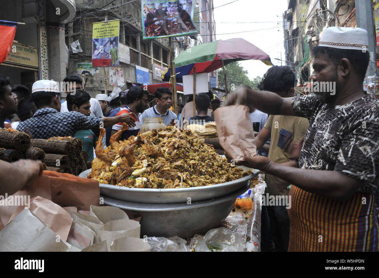 Ramadan Ifter market Dhaka 07/05/2019. An over view of the traditional Ifter market at Chawk ...
