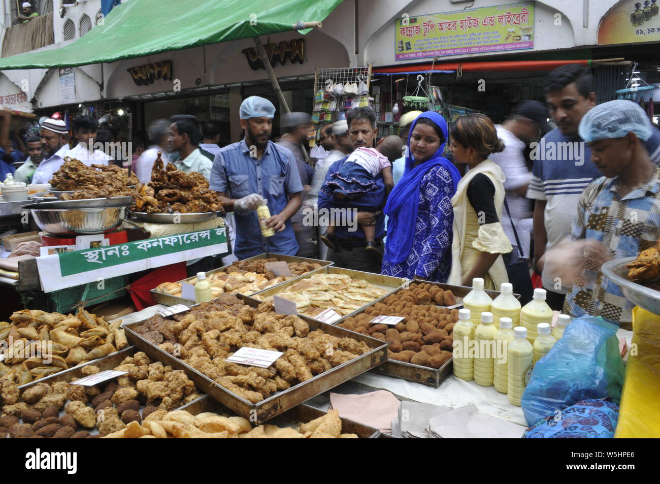 Ramadan Ifter market Dhaka 07/05/2019. An over view of the traditional Ifter market at Chawk ...