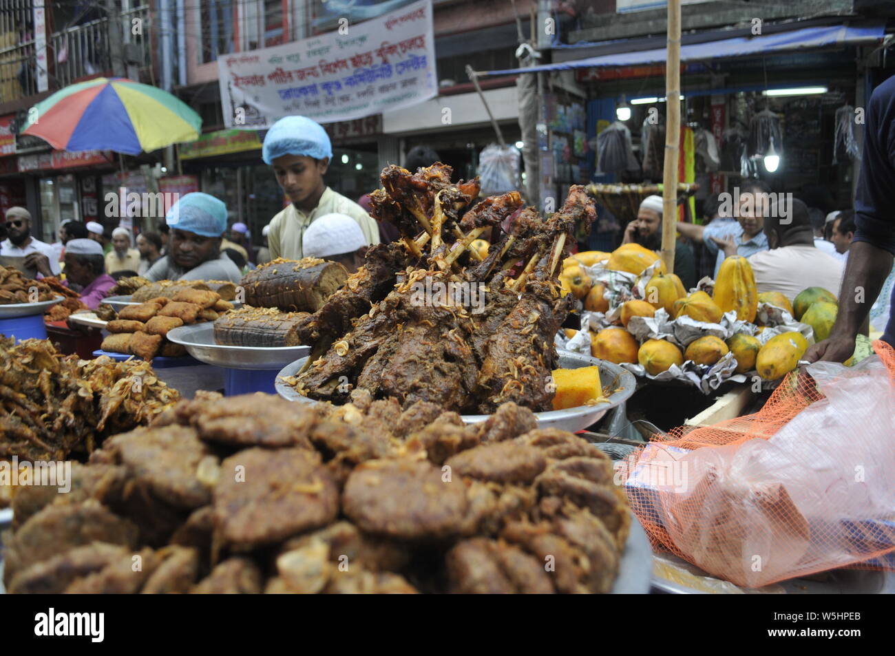 Ramadan Ifter market Dhaka 07/05/2019. An over view of the traditional Ifter market at Chawk ...