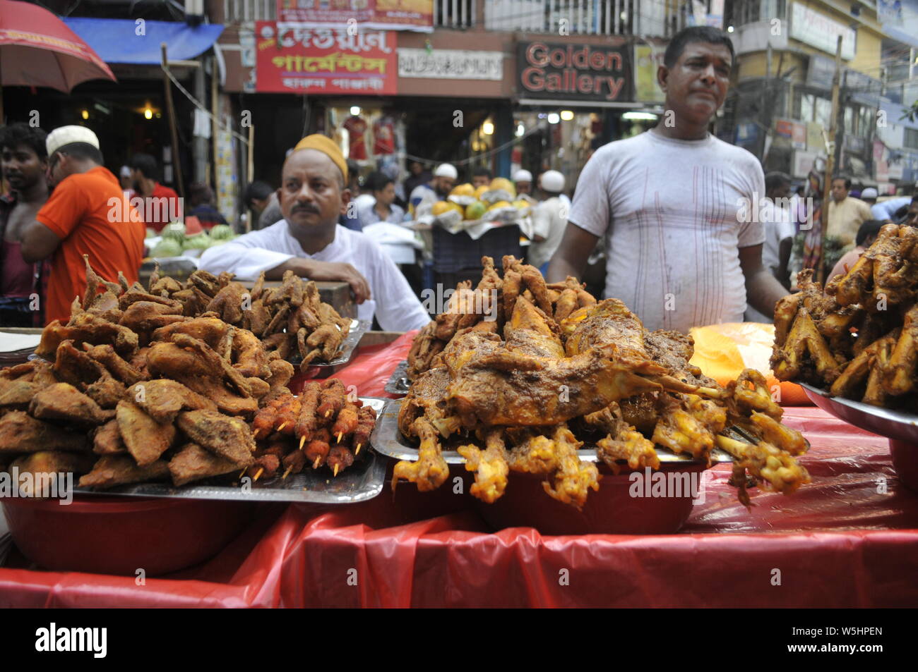 Ramadan Ifter market Dhaka 07/05/2019. An over view of the traditional Ifter market at Chawk ...