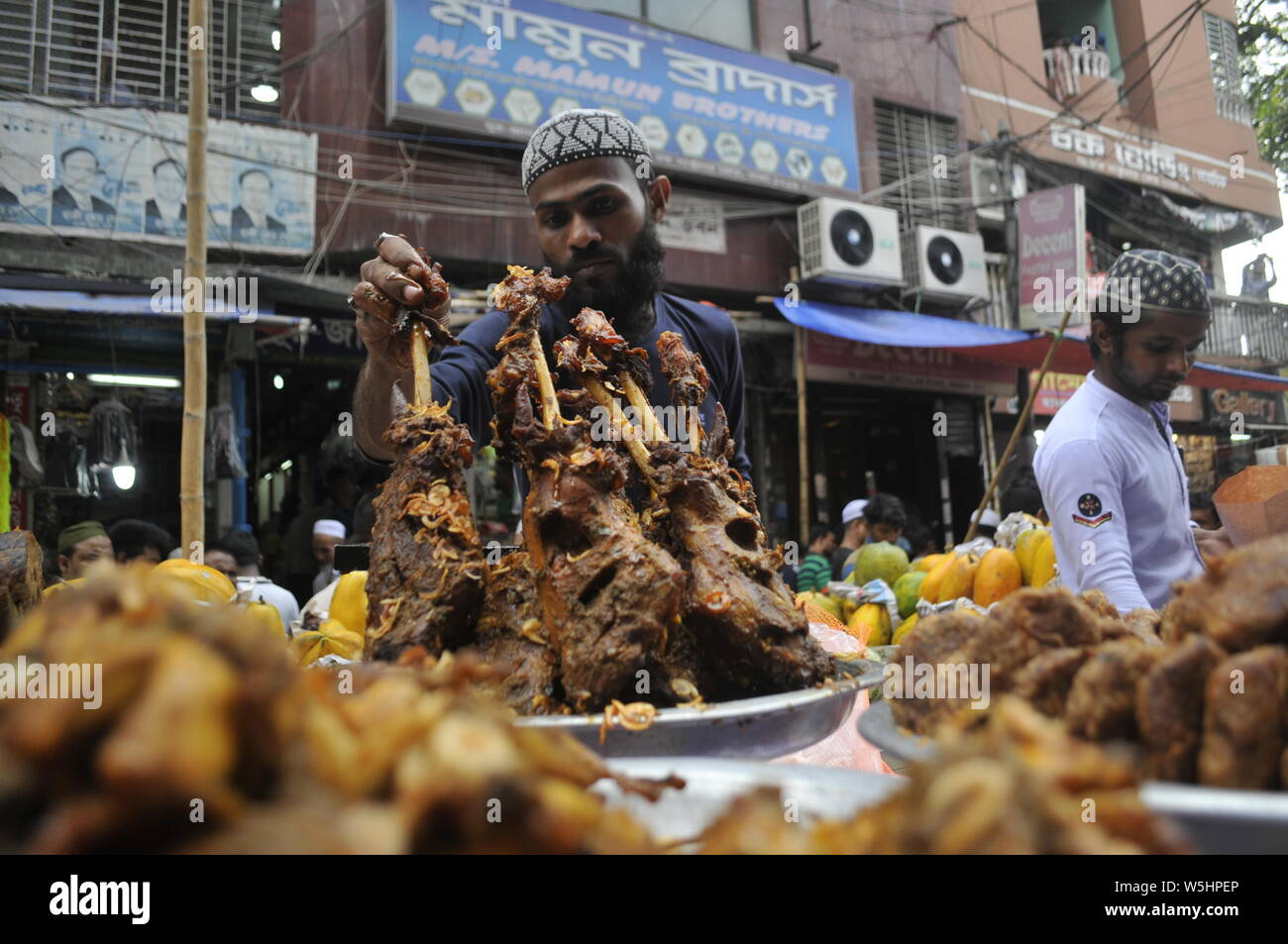 Ramadan Ifter market Dhaka 07/05/2019. An over view of the traditional Ifter market at Chawk ...