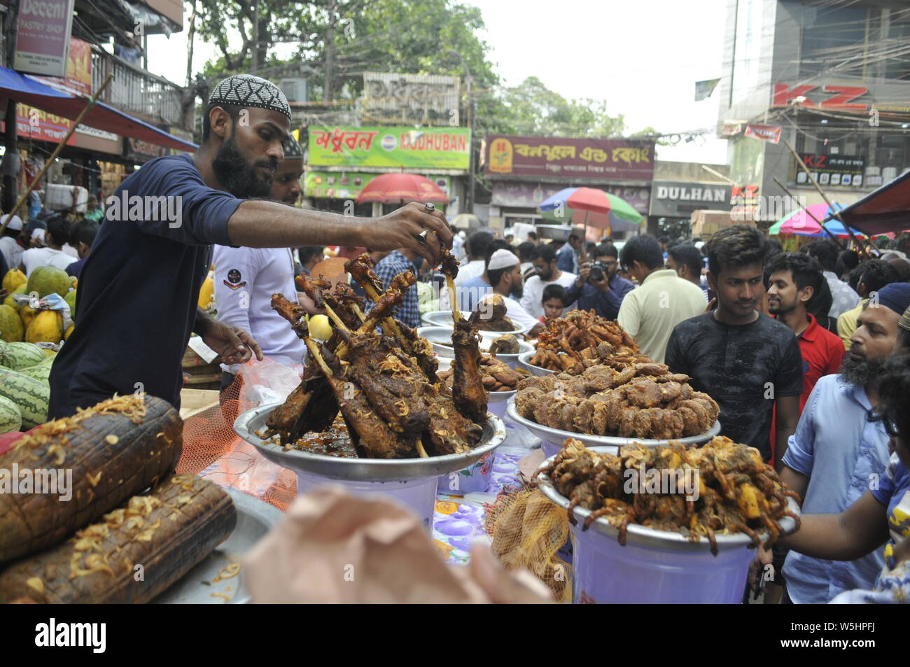 Ramadan Ifter market Dhaka 07/05/2019. An over view of the traditional Ifter market at Chawk ...