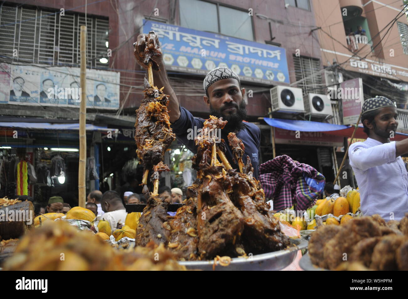 Ramadan Ifter market Dhaka 07/05/2019. An over view of the traditional Ifter market at Chawk ...