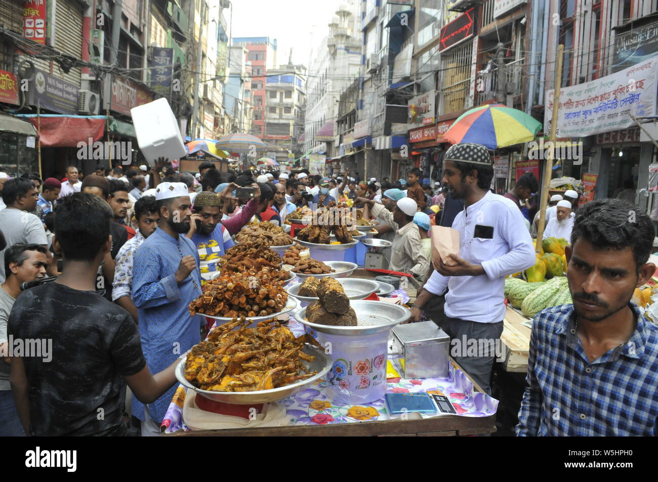 Ramadan Ifter market Dhaka 07/05/2019. An over view of the traditional Ifter market at Chawk ...