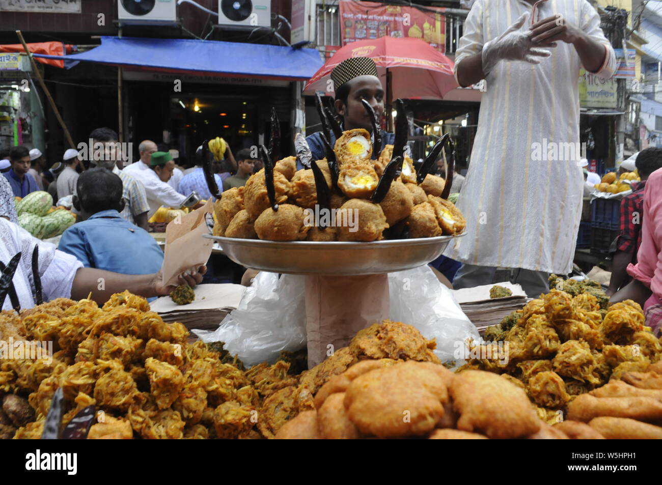 Ramadan Ifter market Dhaka 07/05/2019. An over view of the traditional Ifter market at Chawk ...