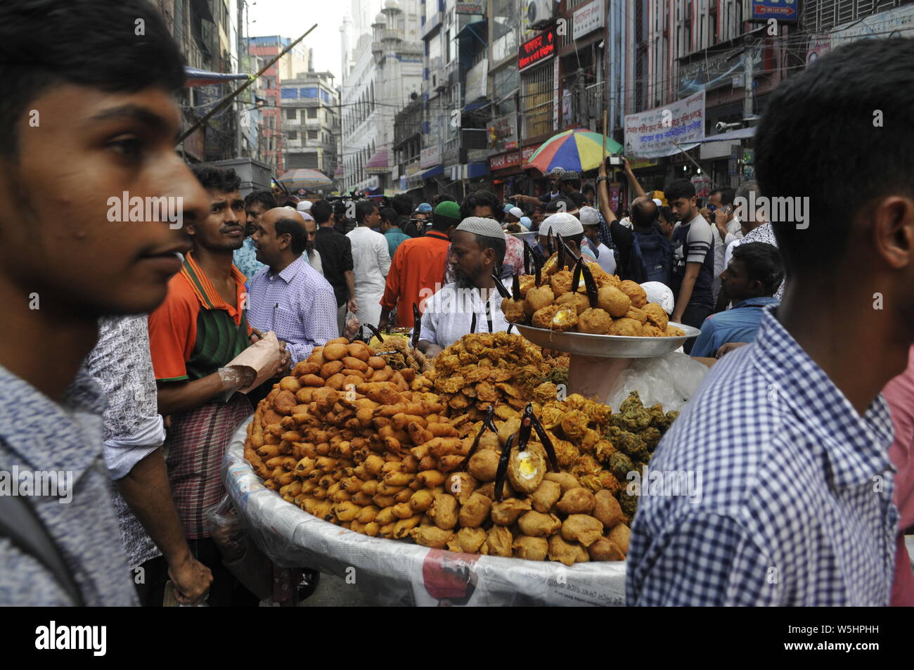 Ramadan Ifter market Dhaka 07/05/2019. An over view of the traditional Ifter market at Chawk ...
