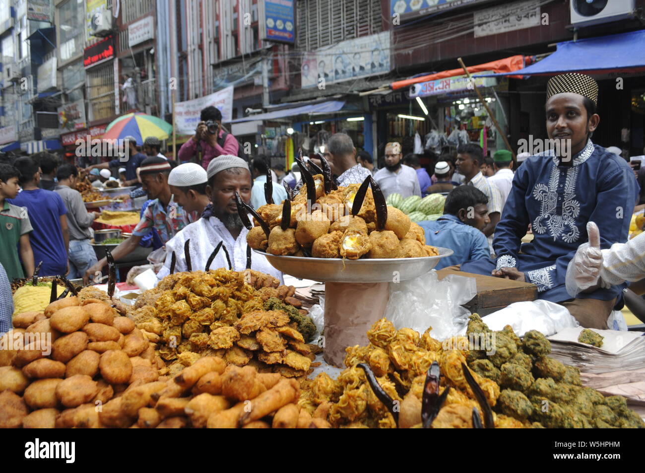Ramadan Ifter market Dhaka 07/05/2019. An over view of the traditional Ifter market at Chawk ...