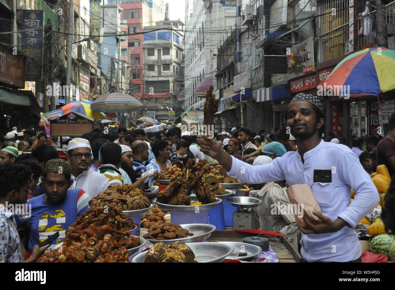 Ramadan Ifter market Dhaka 07/05/2019. An over view of the traditional Ifter market at Chawk ...
