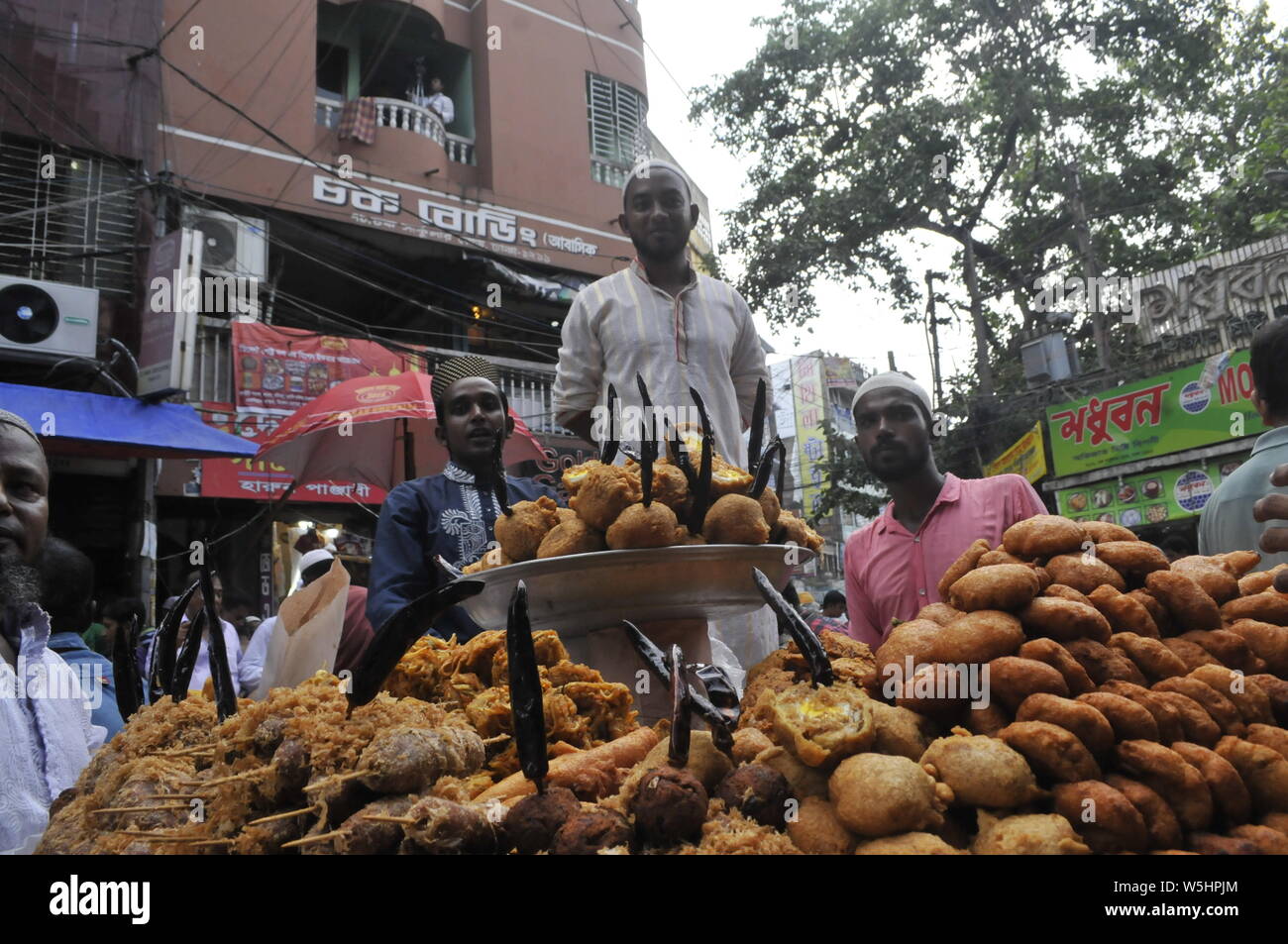 Ramadan Ifter market Dhaka 07/05/2019. An over view of the traditional Ifter market at Chawk ...