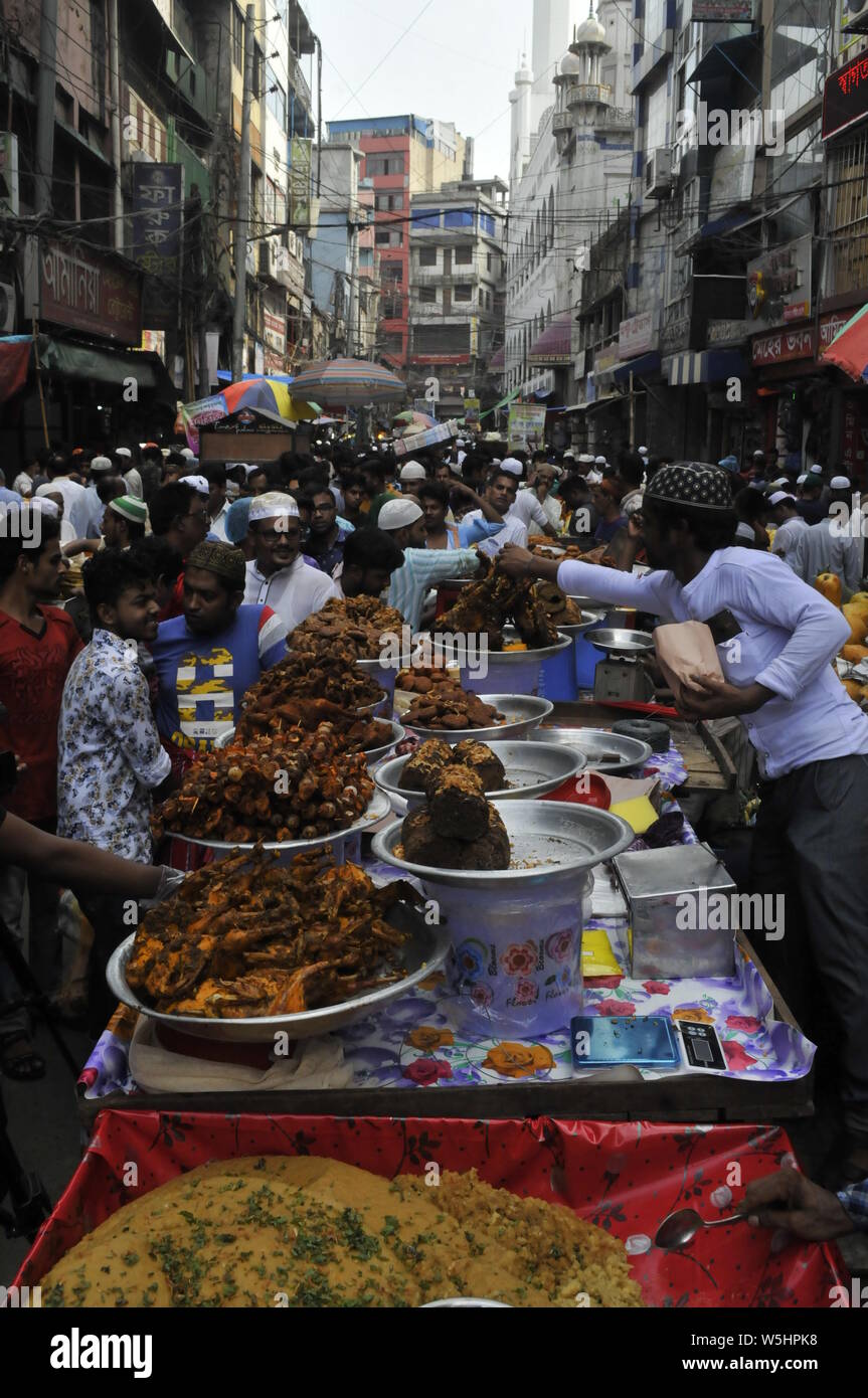 Ramadan Ifter market Dhaka 07/05/2019. An over view of the traditional Ifter market at Chawk ...