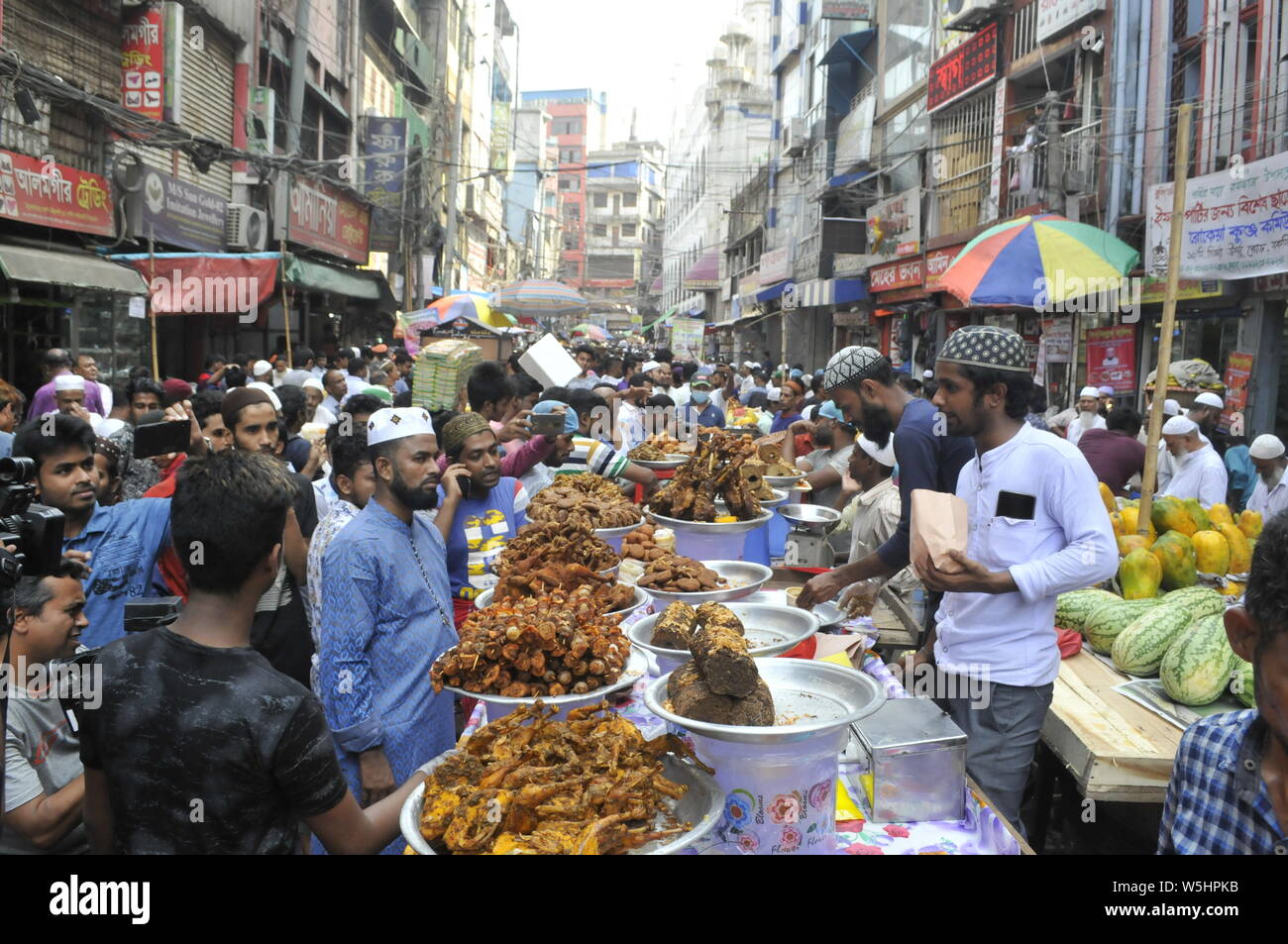 Ramadan Ifter market Dhaka 07/05/2019. An over view of the traditional Ifter market at Chawk ...