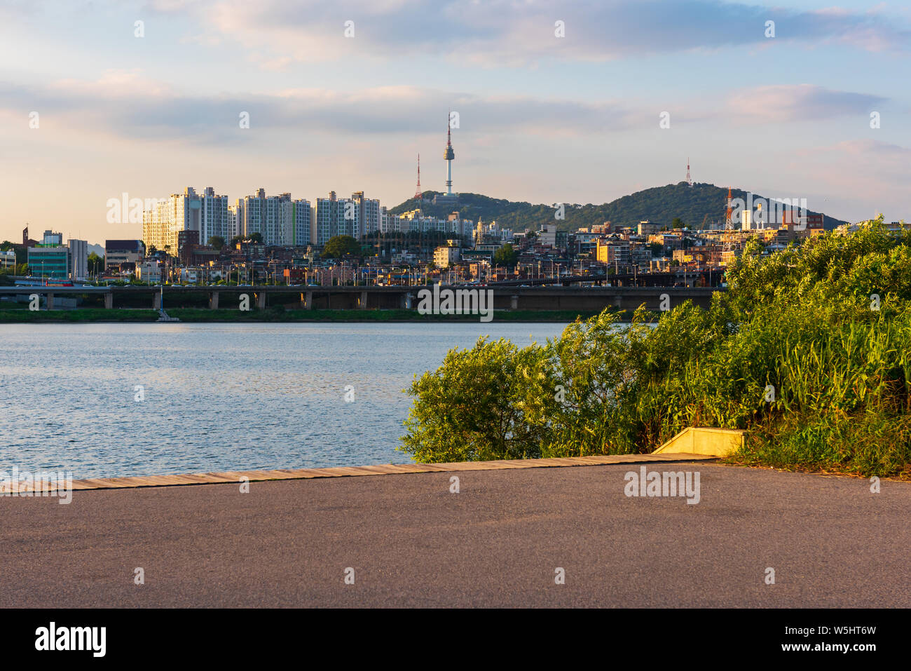 South korea seoul water fountain hi-res stock photography and images ...
