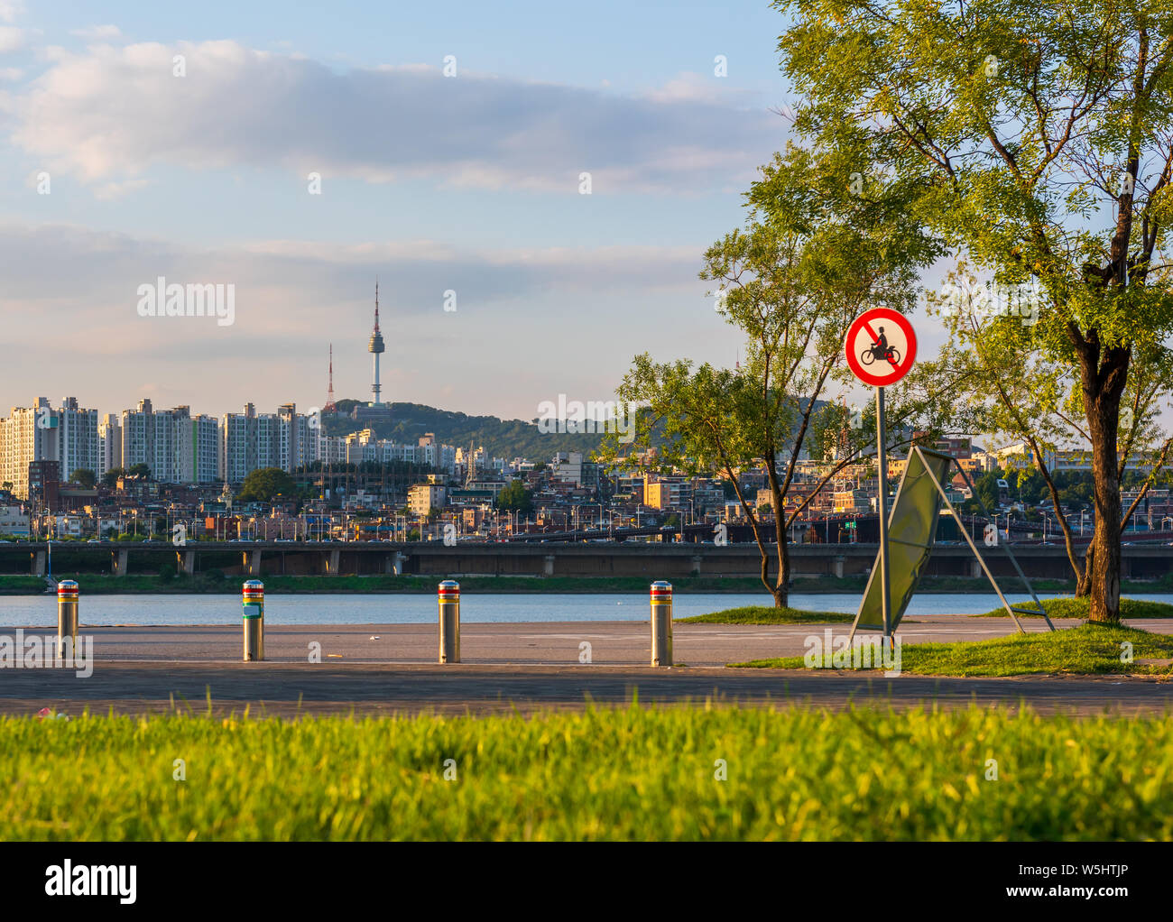 South korea seoul water fountain hi-res stock photography and images ...