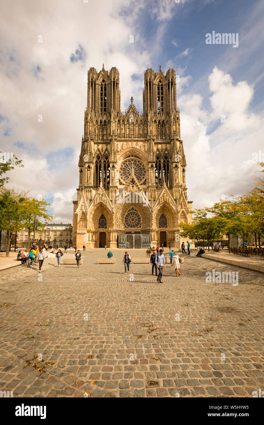 The gothic Cathedral Nôtre-Dame de Reims, Reims, Champagne region ...