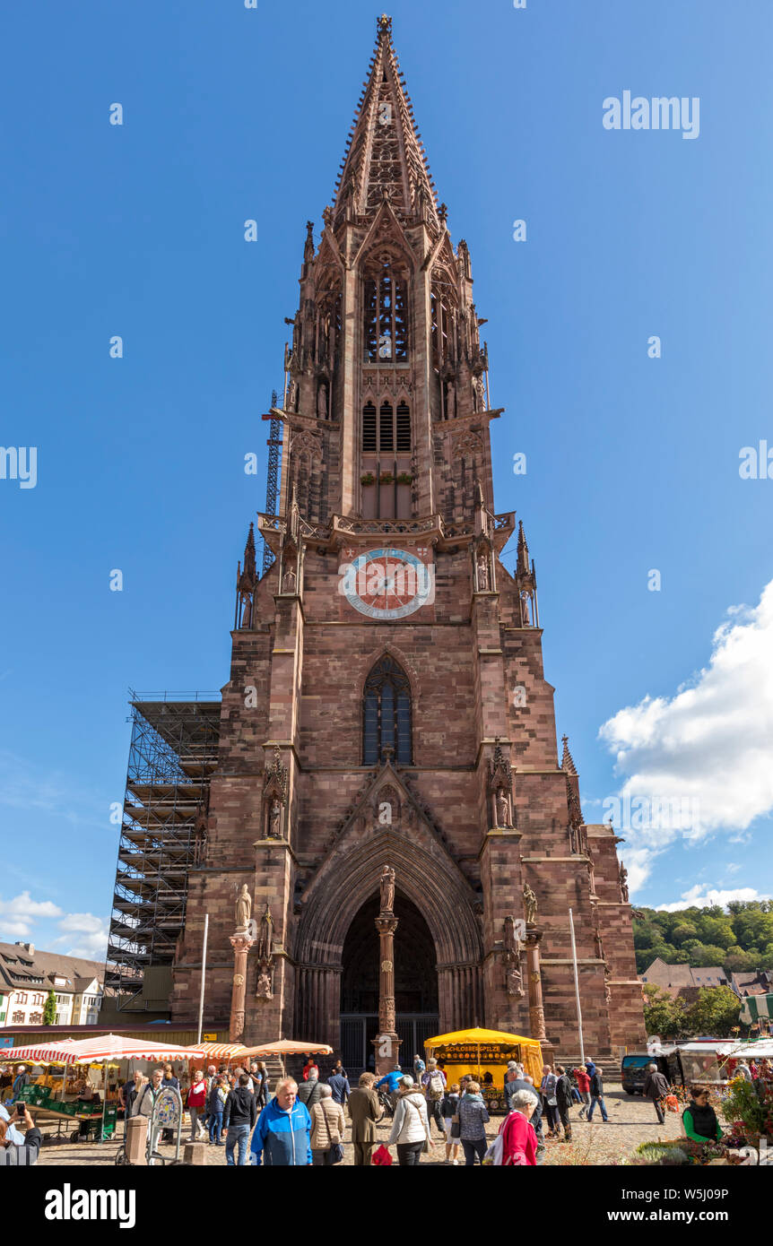 Freiburg Minster surrounded by farmers market Stock Photo - Alamy