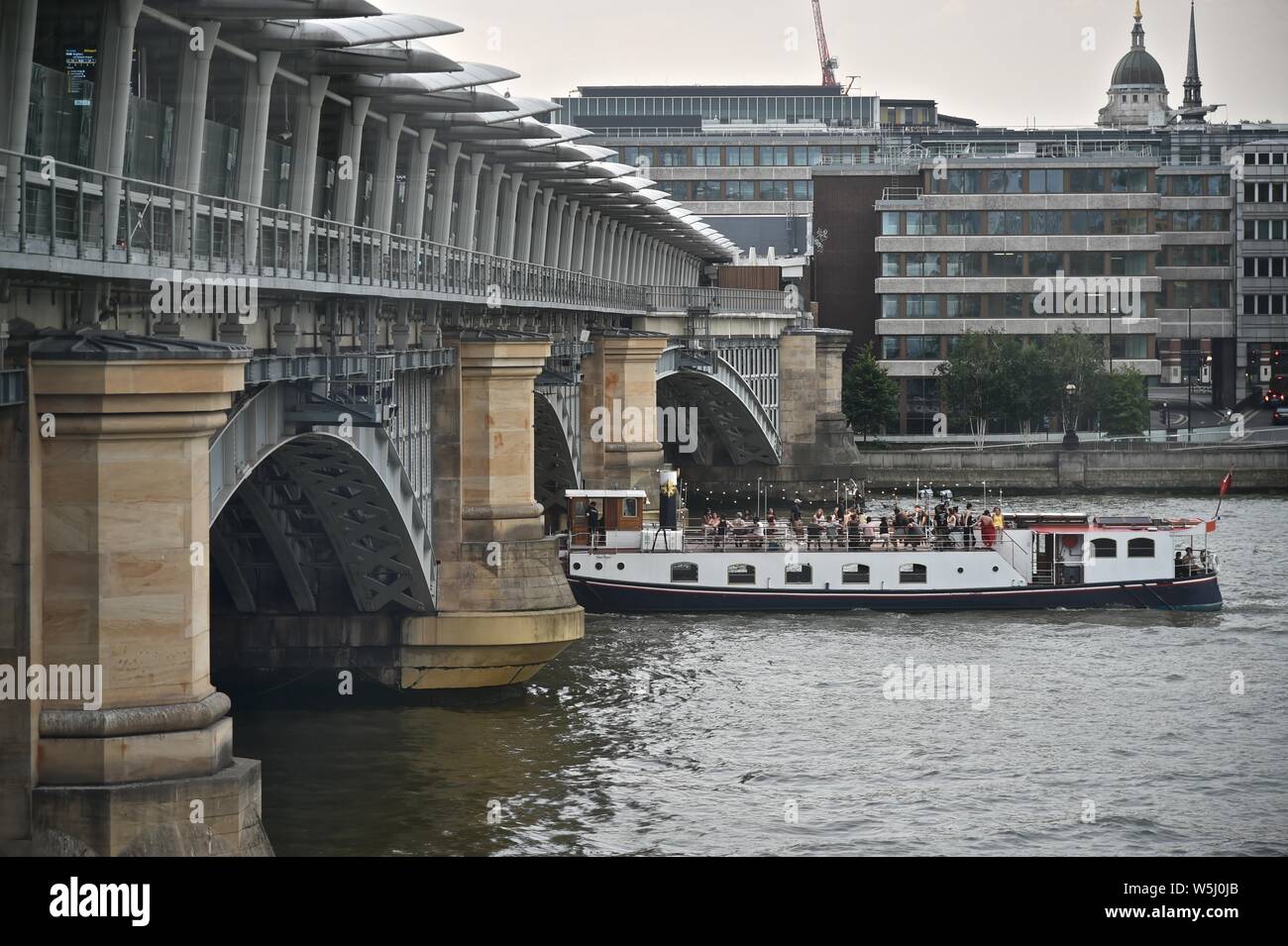 Flows through london hi-res stock photography and images - Alamy