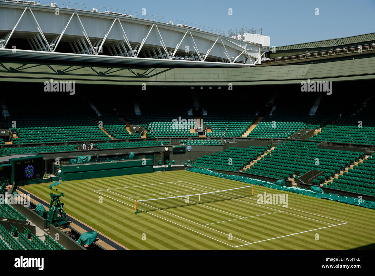Wimbledon centre court empty roof hi-res stock photography and images ...