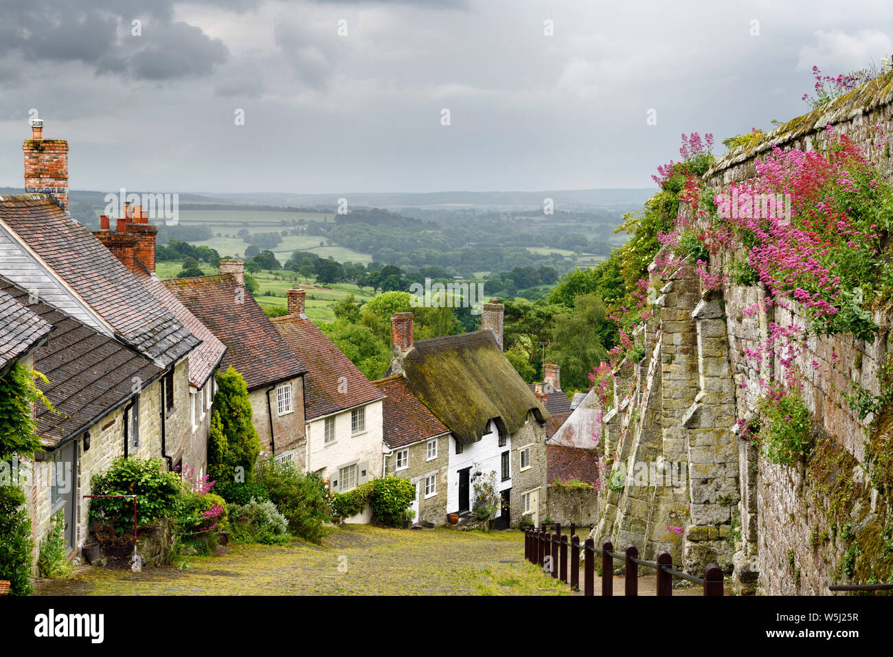 Stone houses along the steep cobbled street of Gold Hill in Shaftsbury ...