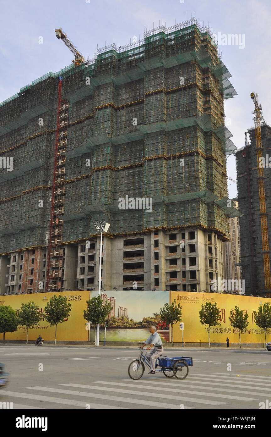 Building scaffolding china hi-res stock photography and images - Alamy