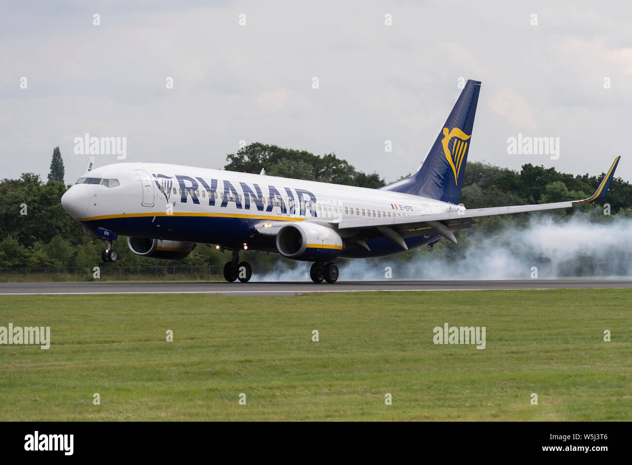 A Ryanair Boeing 737-800 lands at Manchester International Airport ...
