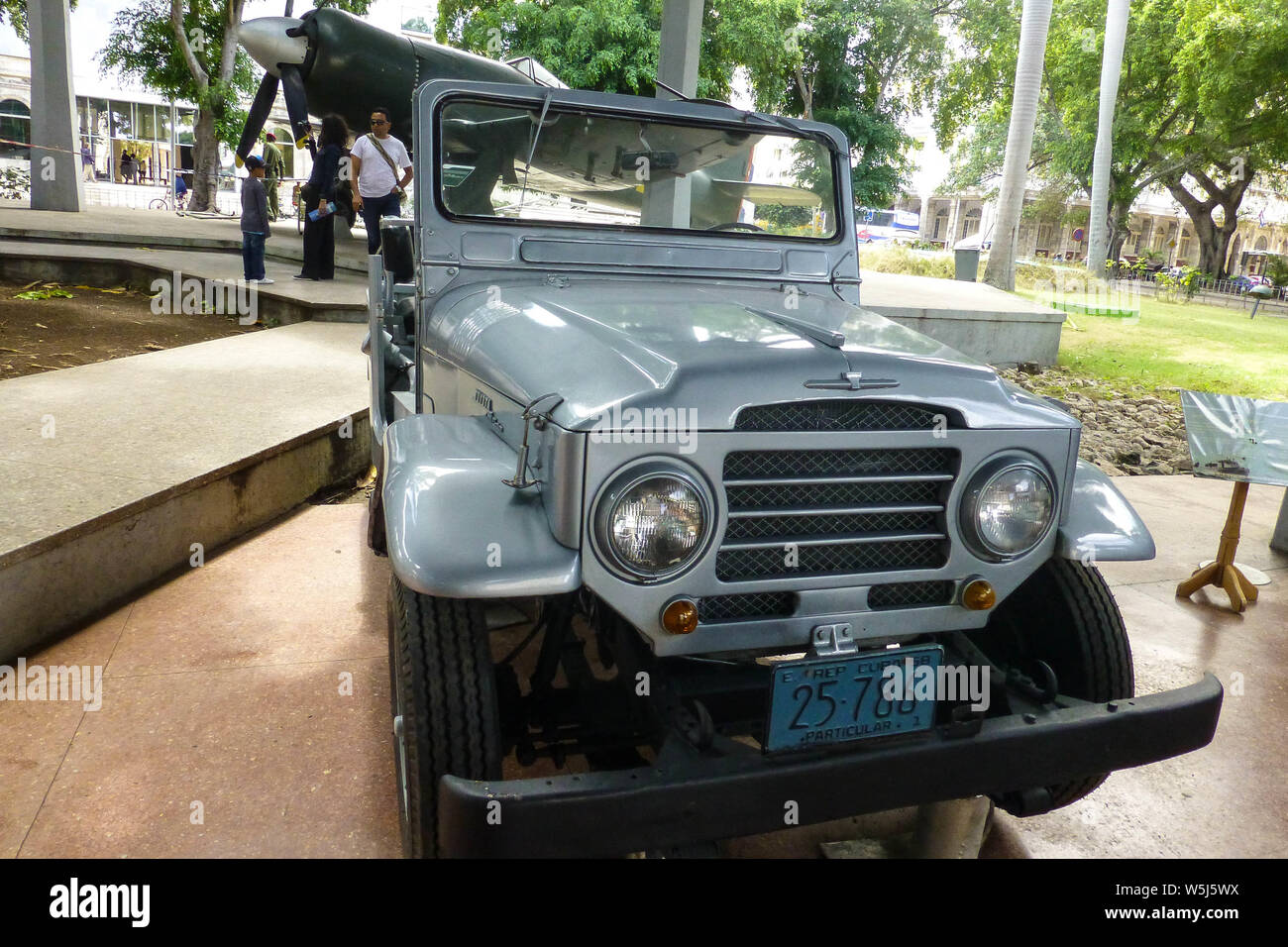 Classic car jeep cuba hi-res stock photography and images - Alamy