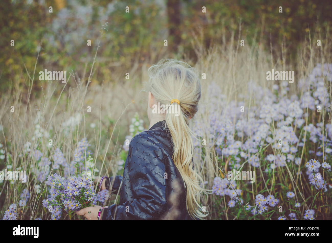 Child back view autumn flowers hi-res stock photography and images - Alamy