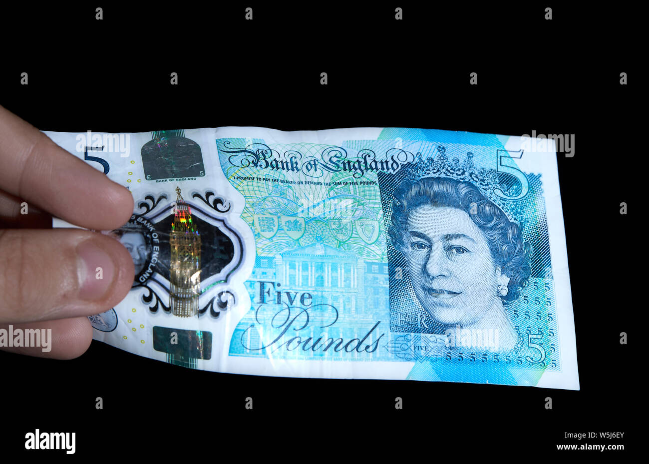 Engish £5 note featuring a portrait of Queen Elizabeth II Stock Photo ...
