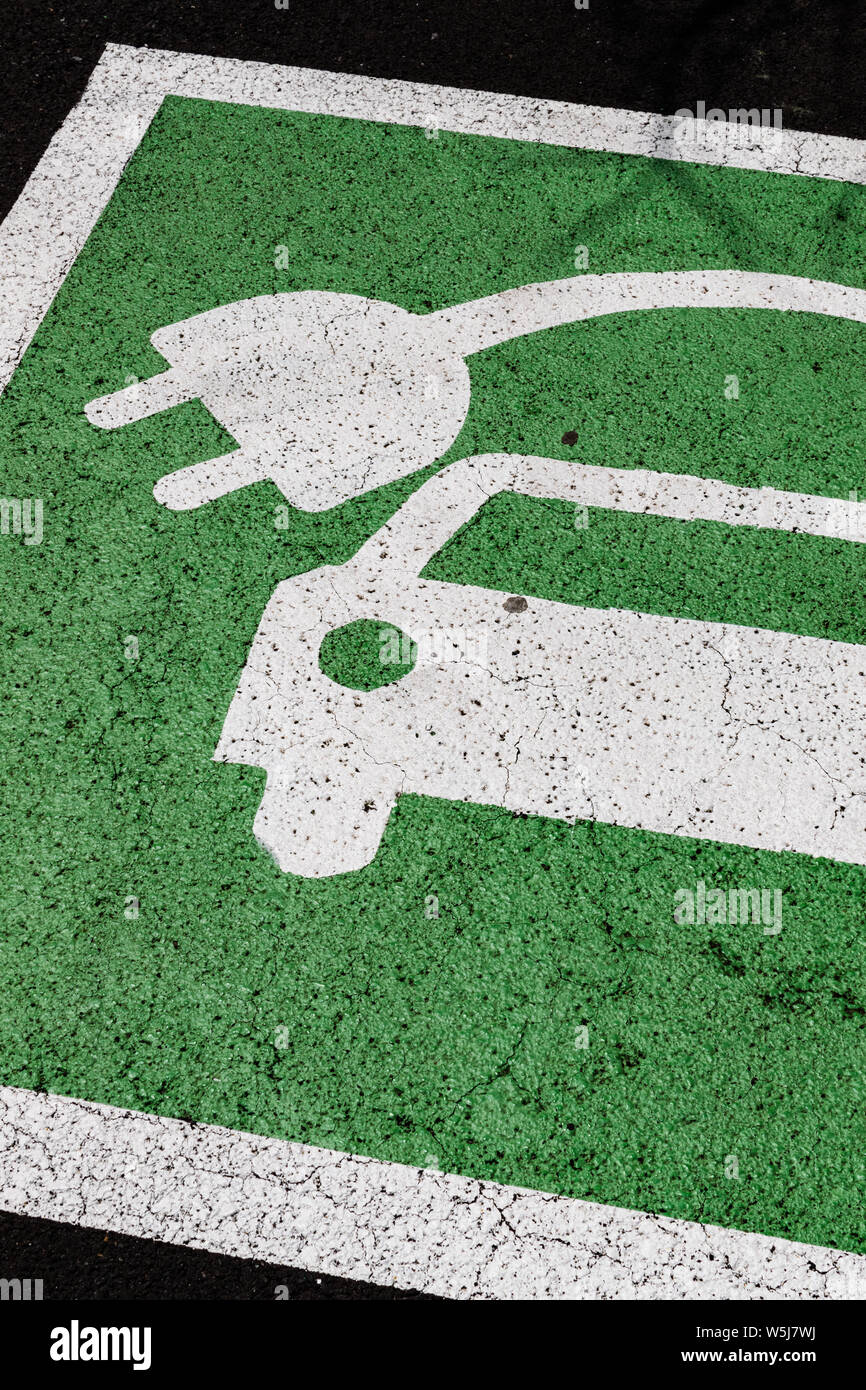 Green electric car parking sign, painted on asphalt Stock Photo - Alamy
