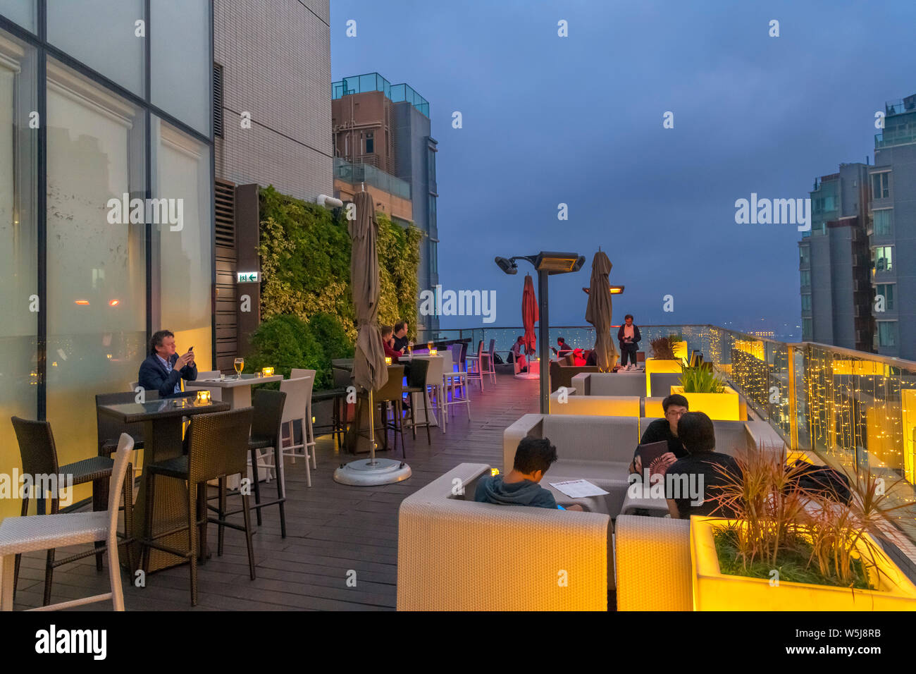 Rooftop bar hong kong hi-res stock photography and images - Alamy