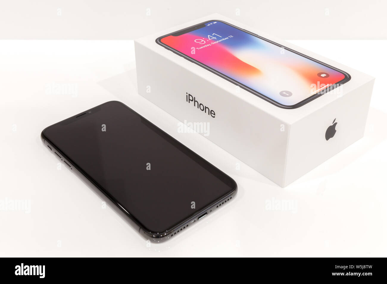 Iphone 12 box hi-res stock photography and images - Alamy